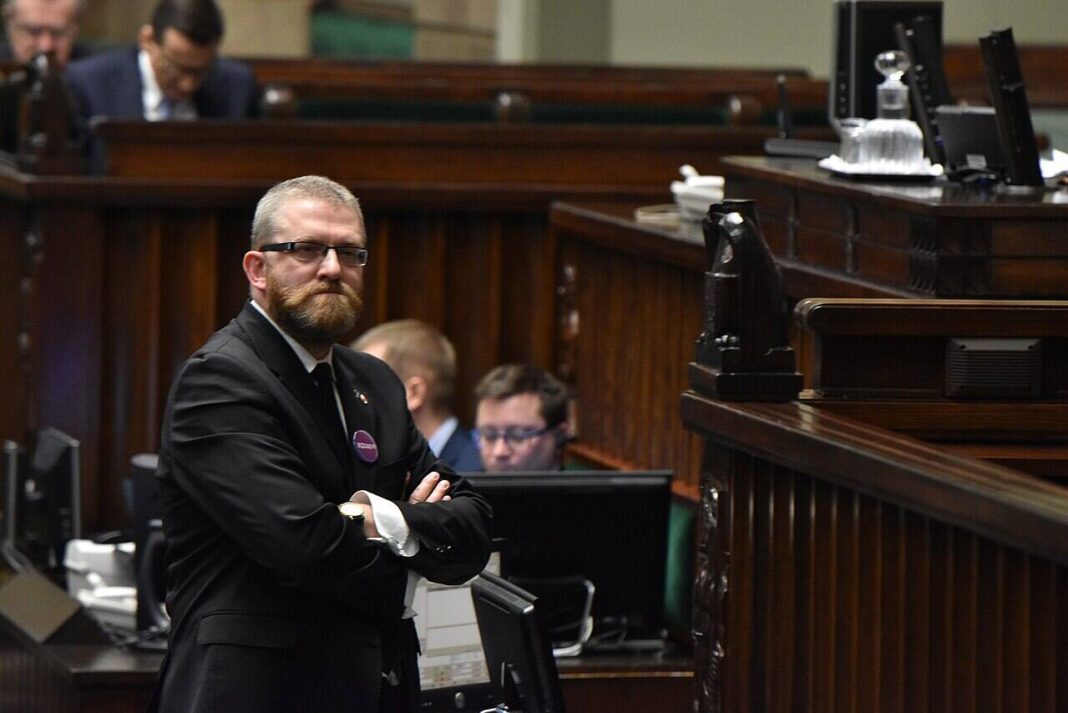 Braun pędzi jak burza. Jego partia wyprzedza Konfederację w sondażu